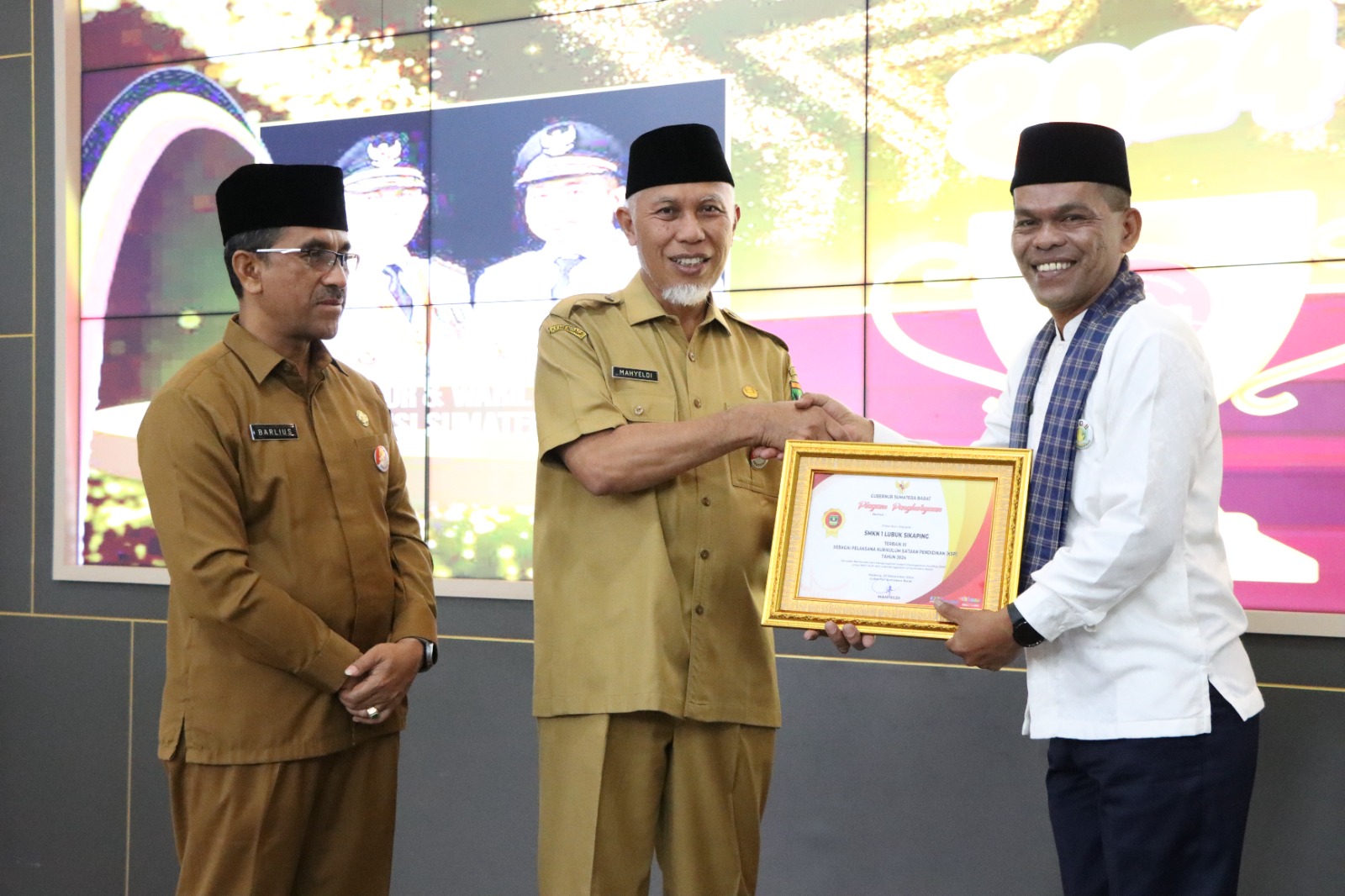 SMKN 1 Lubuk Sikaping Terima Penghargaan Kepala Sekolah Inovator ...
